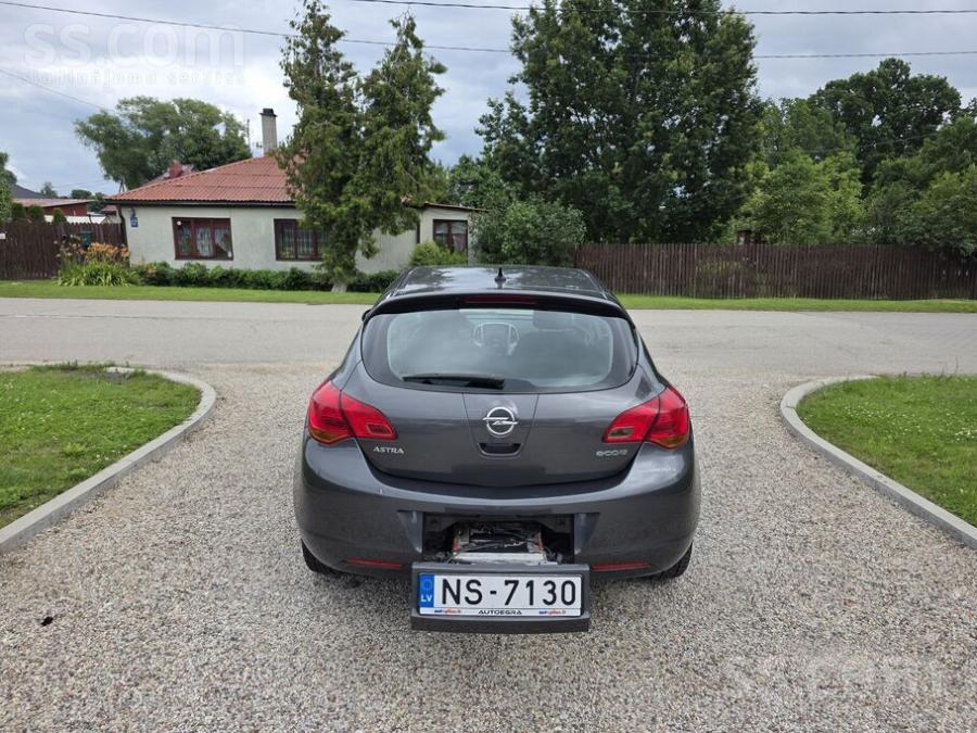 Grey Opel Astra 2011 in Ventspils, with an engine capacity of 1.30 L and mileage of 235 thousand km for 3590 €, photo 17 on AUTOMOTO.COM.LV