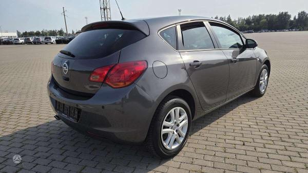 Grey Opel Astra 2011 in Marijampole, with an engine capacity of 1.36 L and mileage of 197 thousand km for 3700 €, photo 3 on AUTOMOTO.COM.LV