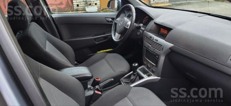 Grey Opel Astra 2011 in Riga, with an engine capacity of 1.40 L and mileage of 161 thousand km for 2800 €, photo 6 on AUTOMOTO.COM.LV