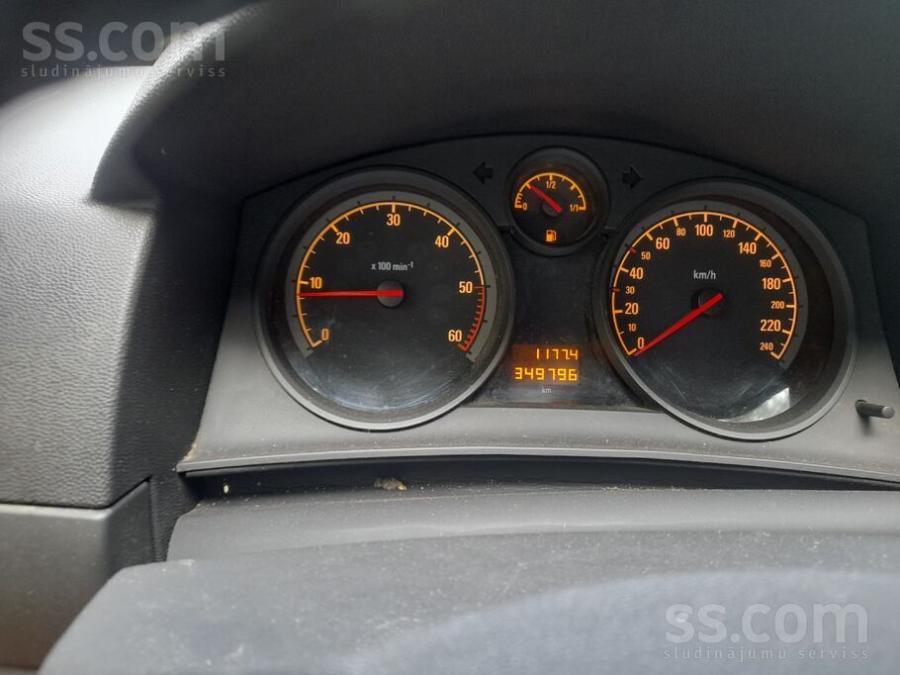 Pelēks Opel Astra 2011 Rīga, ar dzinēja tilpumu 1.70 L un nobraukumu 350 tūkst. km par 1550 €, foto 6 vietnē AUTOMOTO.COM.LV
