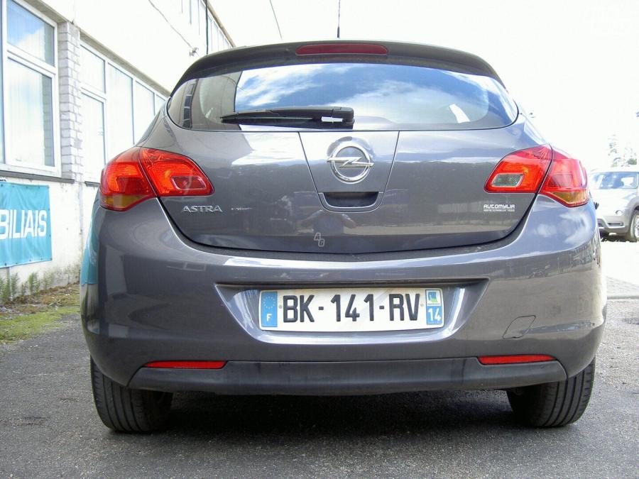 Grey Opel Astra 2011 in Vilnius, with an engine capacity of 1.40 L and mileage of 160 thousand km for 3299 €, photo 3 on AUTOMOTO.COM.LV