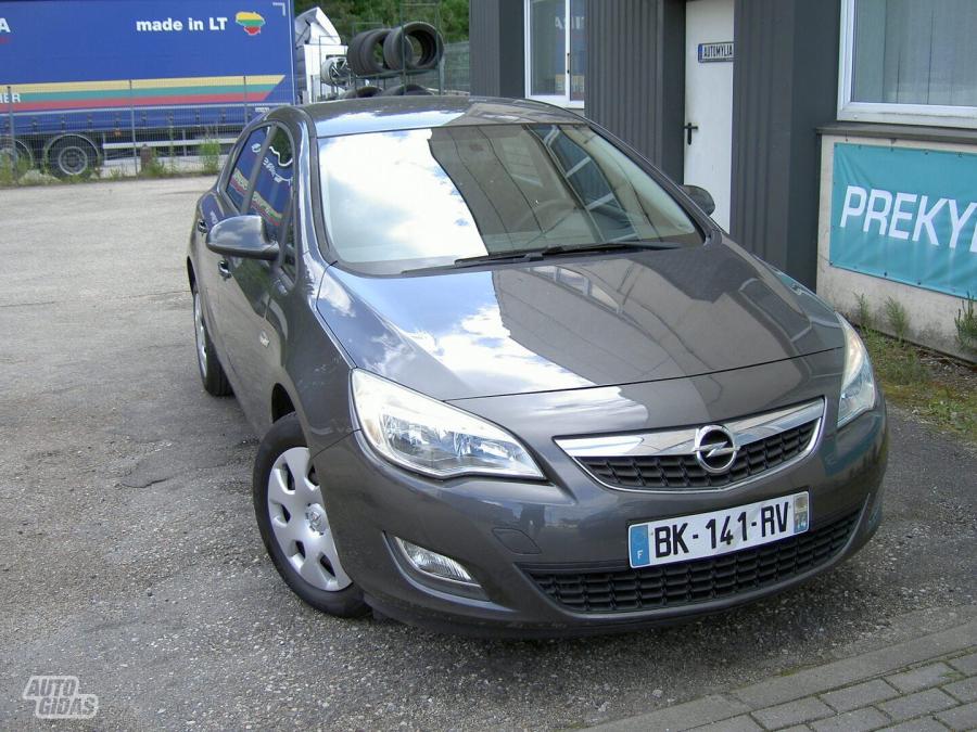 Grey Opel Astra 2011 in Vilnius, with an engine capacity of 1.40 L and mileage of 160 thousand km for 3299 €, photo 4 on AUTOMOTO.COM.LV