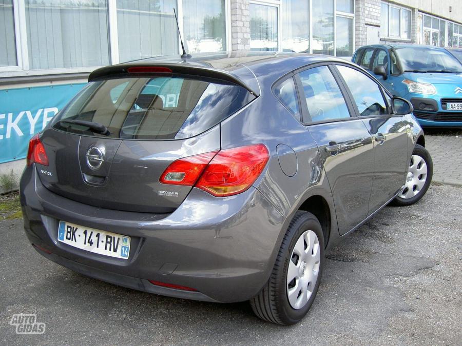 Grey Opel Astra 2011 in Vilnius, with an engine capacity of 1.40 L and mileage of 160 thousand km for 3299 €, photo 8 on AUTOMOTO.COM.LV