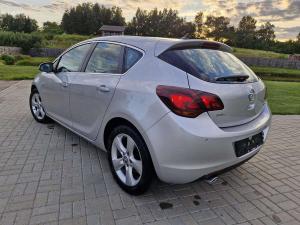 Grey Opel Astra 2011 in Vilnius, with an engine capacity of 1.60 L and mileage of 200 thousand km for 4200 €, photo 3 on AUTOMOTO.COM.LV