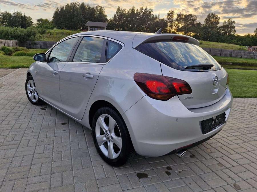 Grey Opel Astra 2011 in Vilnius, with an engine capacity of 1.60 L and mileage of 200 thousand km for 4200 €, photo 3 on AUTOMOTO.COM.LV
