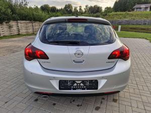 Grey Opel Astra 2011 in Vilnius, with an engine capacity of 1.60 L and mileage of 200 thousand km for 4200 €, photo 4 on AUTOMOTO.COM.LV