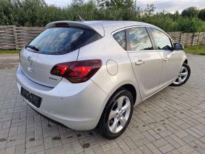 Grey Opel Astra 2011 in Vilnius, with an engine capacity of 1.60 L and mileage of 200 thousand km for 4200 €, photo 5 on AUTOMOTO.COM.LV