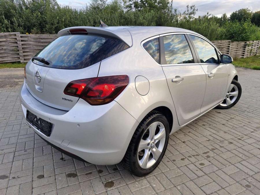 Grey Opel Astra 2011 in Vilnius, with an engine capacity of 1.60 L and mileage of 200 thousand km for 4200 €, photo 5 on AUTOMOTO.COM.LV