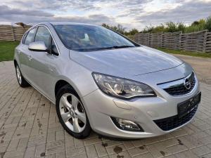 Grey Opel Astra 2011 in Vilnius, with an engine capacity of 1.60 L and mileage of 200 thousand km for 4200 €, photo 6 on AUTOMOTO.COM.LV