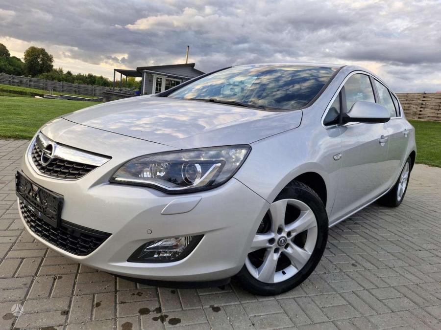 Grey Opel Astra 2011 in Vilnius, with an engine capacity of 1.60 L and mileage of 200 thousand km for 4200 €, photo 7 on AUTOMOTO.COM.LV