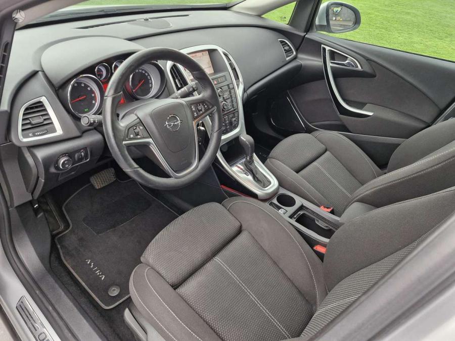 Grey Opel Astra 2011 in Vilnius, with an engine capacity of 1.60 L and mileage of 200 thousand km for 4200 €, photo 8 on AUTOMOTO.COM.LV