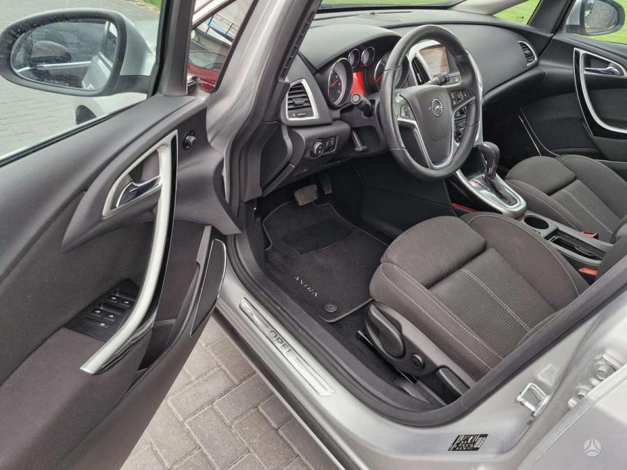 Grey Opel Astra 2011 in Vilnius, with an engine capacity of 1.60 L and mileage of 200 thousand km for 4200 €, photo 10 on AUTOMOTO.COM.LV