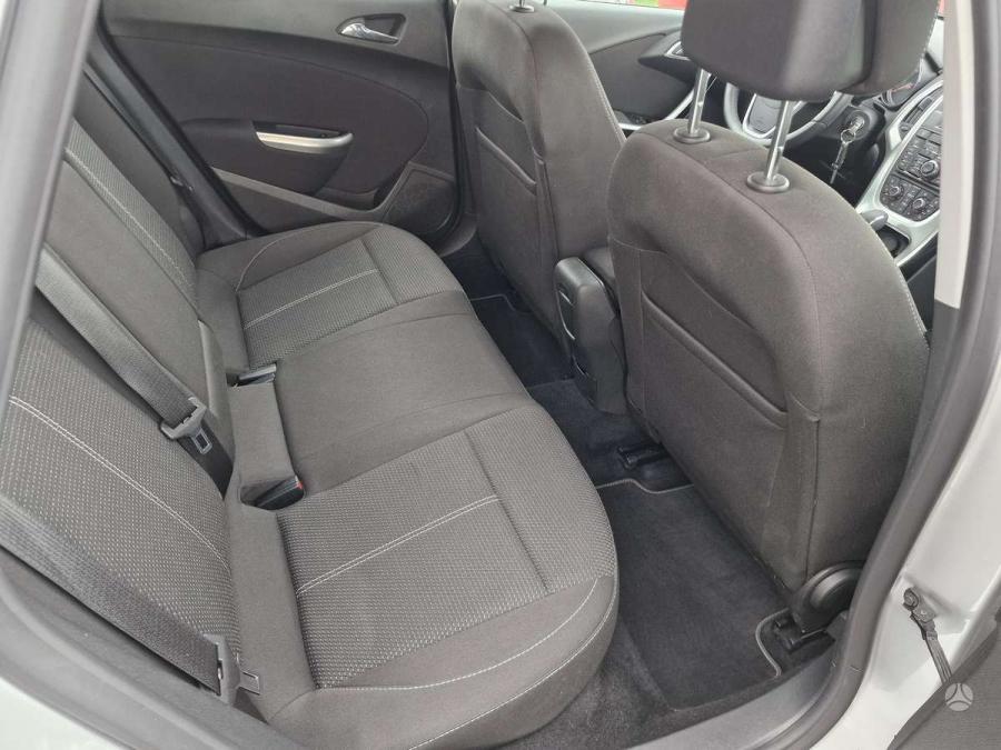 Grey Opel Astra 2011 in Vilnius, with an engine capacity of 1.60 L and mileage of 200 thousand km for 4200 €, photo 12 on AUTOMOTO.COM.LV