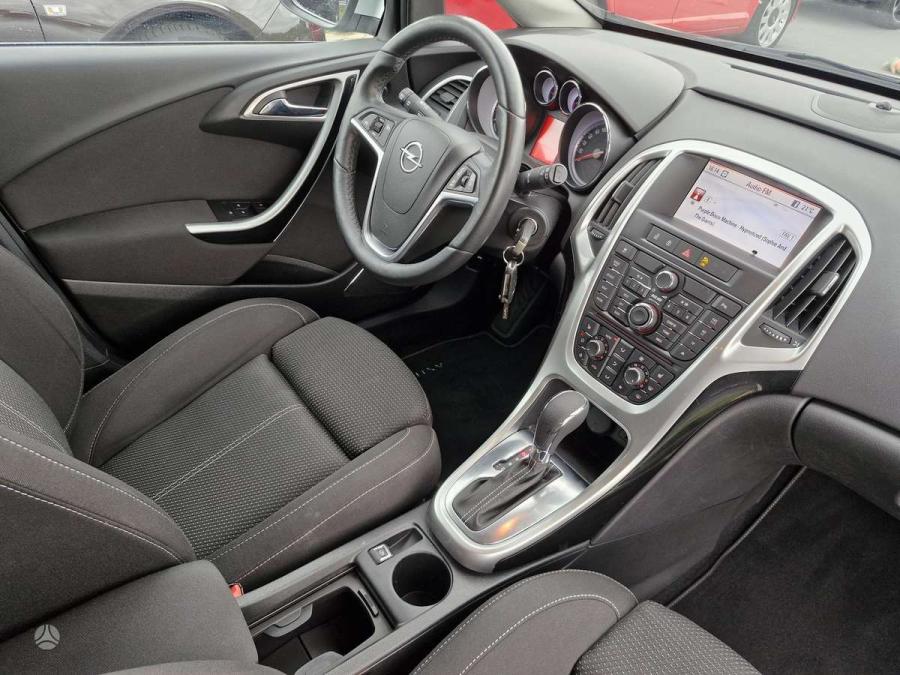 Grey Opel Astra 2011 in Vilnius, with an engine capacity of 1.60 L and mileage of 200 thousand km for 4200 €, photo 14 on AUTOMOTO.COM.LV