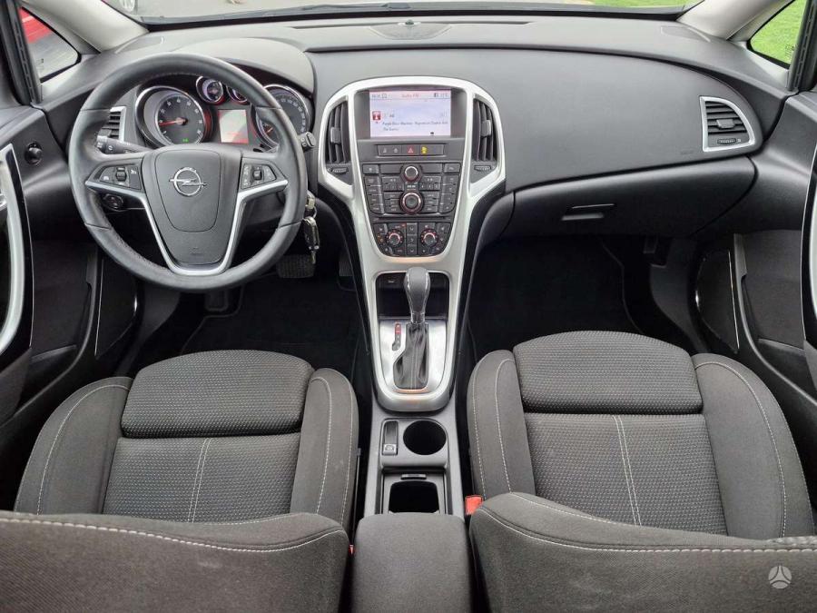 Grey Opel Astra 2011 in Vilnius, with an engine capacity of 1.60 L and mileage of 200 thousand km for 4200 €, photo 15 on AUTOMOTO.COM.LV