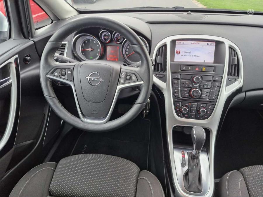 Grey Opel Astra 2011 in Vilnius, with an engine capacity of 1.60 L and mileage of 200 thousand km for 4200 €, photo 17 on AUTOMOTO.COM.LV