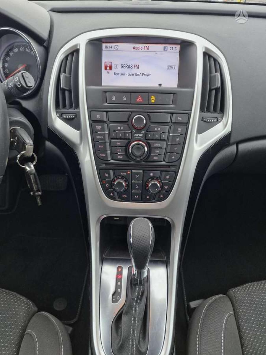 Grey Opel Astra 2011 in Vilnius, with an engine capacity of 1.60 L and mileage of 200 thousand km for 4200 €, photo 18 on AUTOMOTO.COM.LV