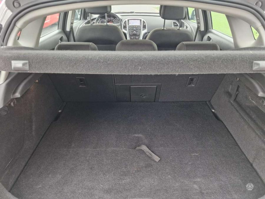 Grey Opel Astra 2011 in Vilnius, with an engine capacity of 1.60 L and mileage of 200 thousand km for 4200 €, photo 20 on AUTOMOTO.COM.LV
