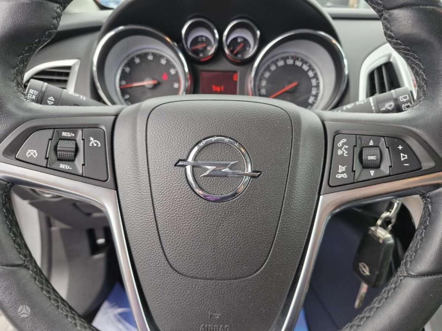Grey Opel Astra 2011 in Vilnius, with an engine capacity of 1.60 L and mileage of 200 thousand km for 4200 €, photo 21 on AUTOMOTO.COM.LV