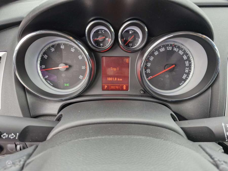Grey Opel Astra 2011 in Vilnius, with an engine capacity of 1.60 L and mileage of 200 thousand km for 4200 €, photo 24 on AUTOMOTO.COM.LV