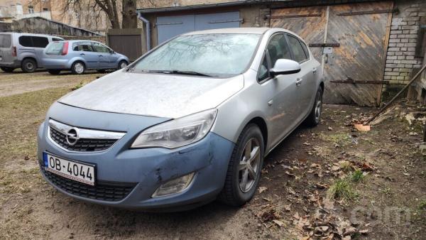 Grey Opel Astra 2011 in Riga, with an engine capacity of 1.70 L and mileage of 232 thousand km for 1300 €, photo 2 on AUTOMOTO.COM.LV