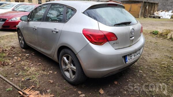 Grey Opel Astra 2011 in Riga, with an engine capacity of 1.70 L and mileage of 232 thousand km for 1300 €, photo 3 on AUTOMOTO.COM.LV