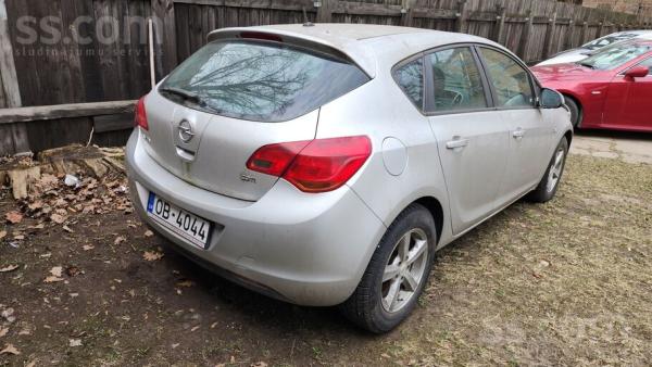 Grey Opel Astra 2011 in Riga, with an engine capacity of 1.70 L and mileage of 232 thousand km for 1300 €, photo 4 on AUTOMOTO.COM.LV