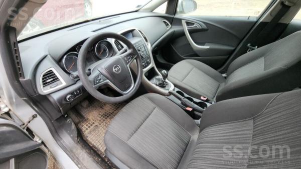 Grey Opel Astra 2011 in Riga, with an engine capacity of 1.70 L and mileage of 232 thousand km for 1300 €, photo 6 on AUTOMOTO.COM.LV