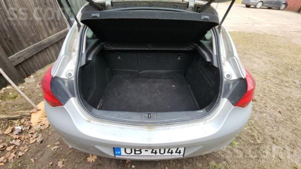 Grey Opel Astra 2011 in Riga, with an engine capacity of 1.70 L and mileage of 232 thousand km for 1300 €, photo 7 on AUTOMOTO.COM.LV