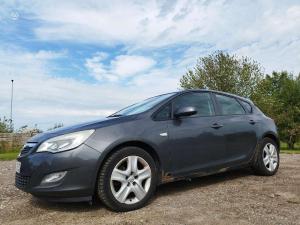 Grey Opel Astra 2011 in Klaipeda, with an engine capacity of 1.69 L and mileage of 310 thousand km for 1050 €, photo 1 on AUTOMOTO.COM.LV