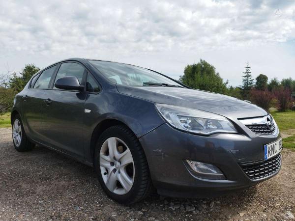 Grey Opel Astra 2011 in Klaipeda, with an engine capacity of 1.69 L and mileage of 310 thousand km for 1050 €, photo 4 on AUTOMOTO.COM.LV