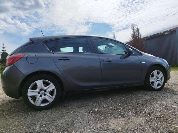 Grey Opel Astra 2011 in Klaipeda, with an engine capacity of 1.69 L and mileage of 310 thousand km for 1050 €, photo 5 on AUTOMOTO.COM.LV