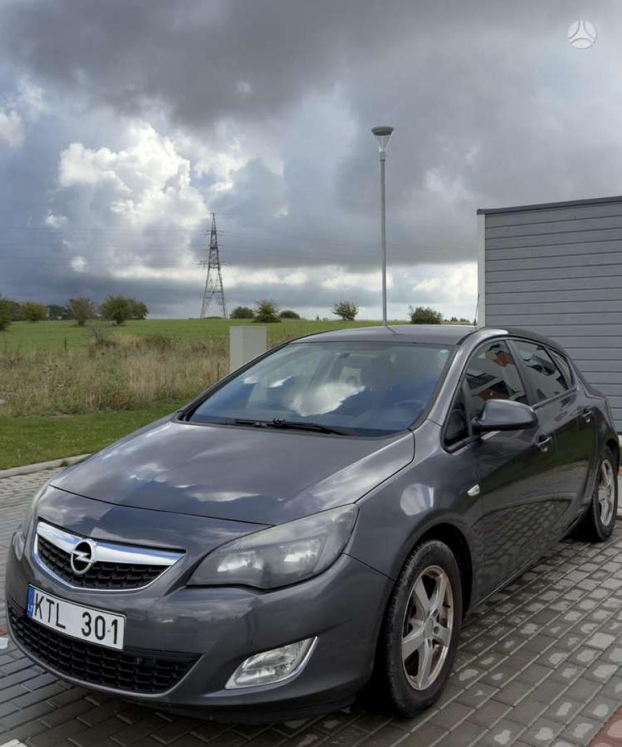 Pelēks Opel Astra 2011 Klaipėda, ar dzinēja tilpumu 1.69 L un nobraukumu 345 tūkst. km par 1950 €, foto 1 vietnē AUTOMOTO.COM.LV