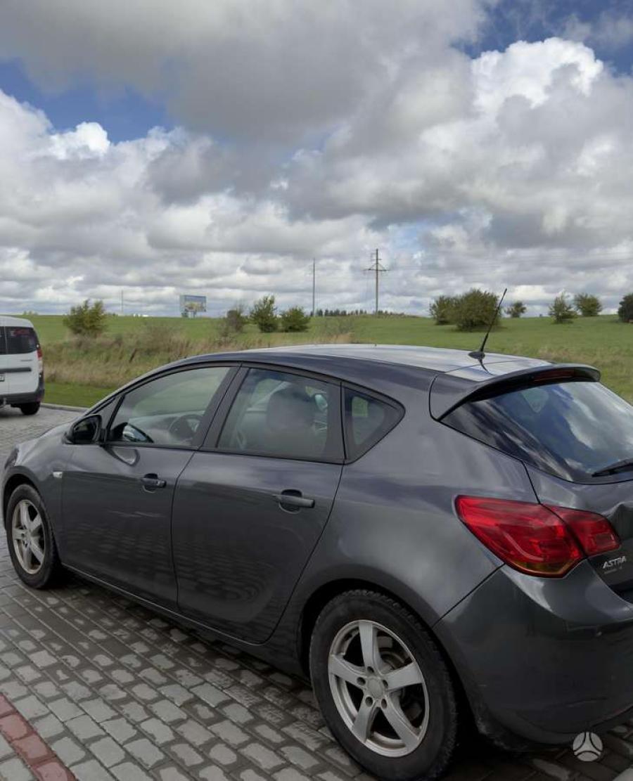 Pelēks Opel Astra 2011 Klaipėda, ar dzinēja tilpumu 1.69 L un nobraukumu 345 tūkst. km par 1950 €, foto 4 vietnē AUTOMOTO.COM.LV