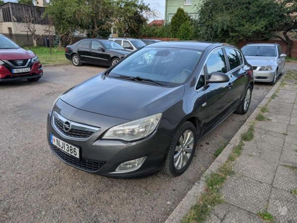 Pelēks Opel Astra 2011 Kauņa, ar dzinēja tilpumu 1.96 L un nobraukumu 306 tūkst. km par 2450 €, foto 1 vietnē AUTOMOTO.COM.LV