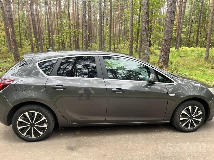 Grey Opel Astra 2011 in Jurmala, with an engine capacity of 1.70 L and mileage of 265 thousand km for 2990 €, photo 1 on AUTOMOTO.COM.LV