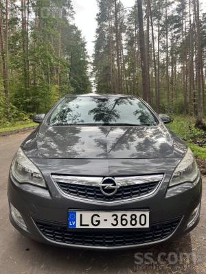 Grey Opel Astra 2011 in Jurmala, with an engine capacity of 1.70 L and mileage of 265 thousand km for 2990 €, photo 4 on AUTOMOTO.COM.LV
