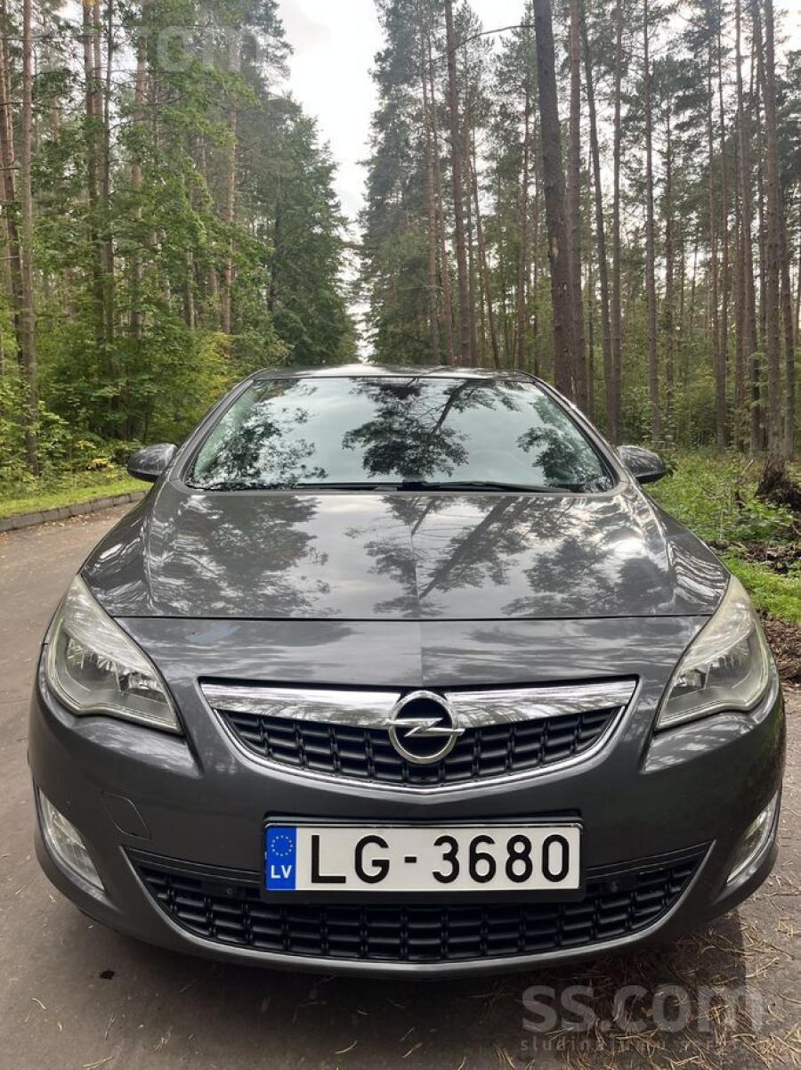 Grey Opel Astra 2011 in Jurmala, with an engine capacity of 1.70 L and mileage of 265 thousand km for 2990 €, photo 4 on AUTOMOTO.COM.LV