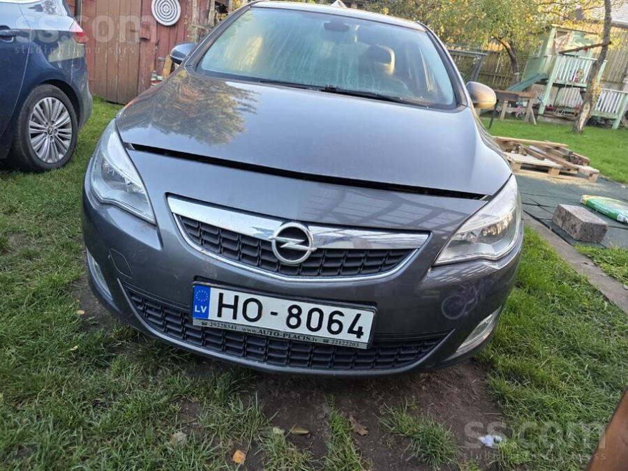 Pelēks Opel Astra 2011 Rīga, ar dzinēja tilpumu 1.60 L un nobraukumu 216 tūkst. km par 650 €, foto 1 vietnē AUTOMOTO.COM.LV