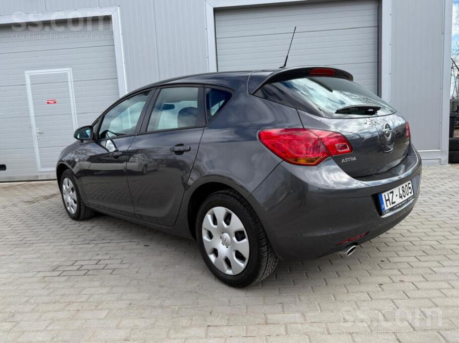 Grey Opel Astra 2012 in Riga, with an engine capacity of 1.40 L and mileage of 0 thousand km for 950 €, photo 4 on AUTOMOTO.COM.LV