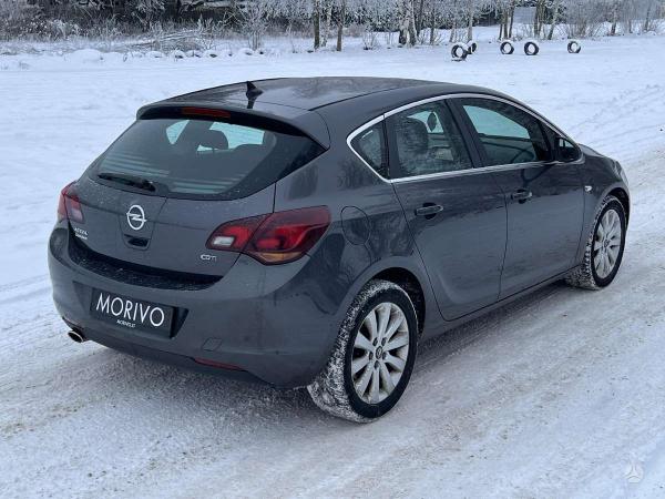 Grey Opel Astra 2012 in Siauliai, with an engine capacity of 1.96 L and mileage of 225 thousand km for 3500 €, photo 5 on AUTOMOTO.COM.LV