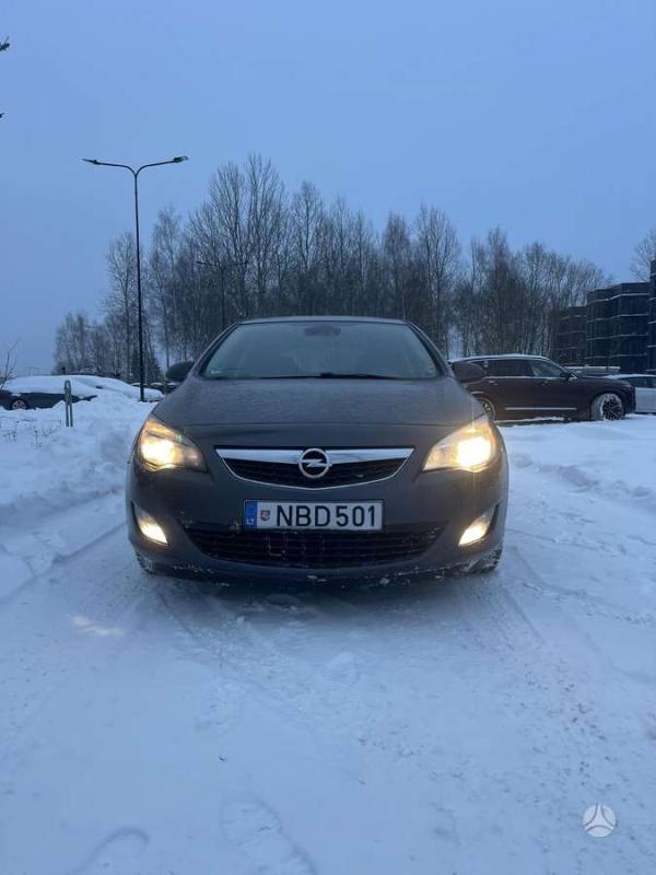 Grey Opel Astra 2012 in Vilnius, with an engine capacity of 1.69 L and mileage of 260 thousand km for 1850 €, photo 1 on AUTOMOTO.COM.LV