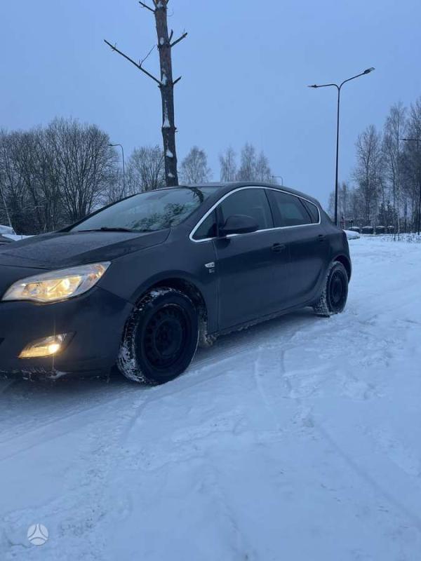 Grey Opel Astra 2012 in Vilnius, with an engine capacity of 1.69 L and mileage of 260 thousand km for 1850 €, photo 2 on AUTOMOTO.COM.LV