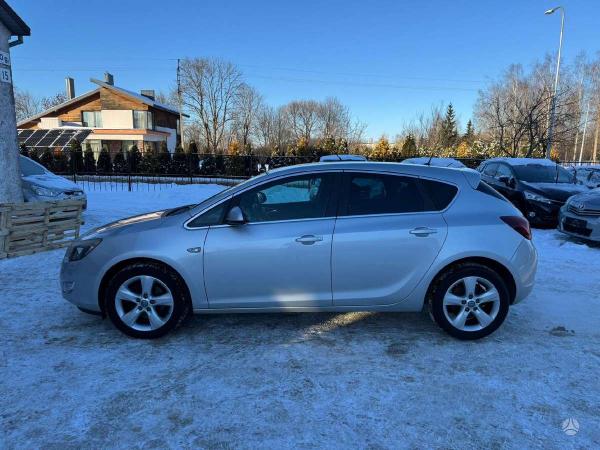 Grey Opel Astra 2012 in Jurbarkas, with an engine capacity of 1.96 L and mileage of 247 thousand km for 3950 €, photo 1 on AUTOMOTO.COM.LV