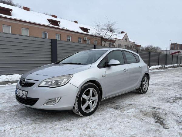 Grey Opel Astra 2012 in Klaipeda, with an engine capacity of 1.69 L and mileage of 277 thousand km for 2550 €, photo 1 on AUTOMOTO.COM.LV