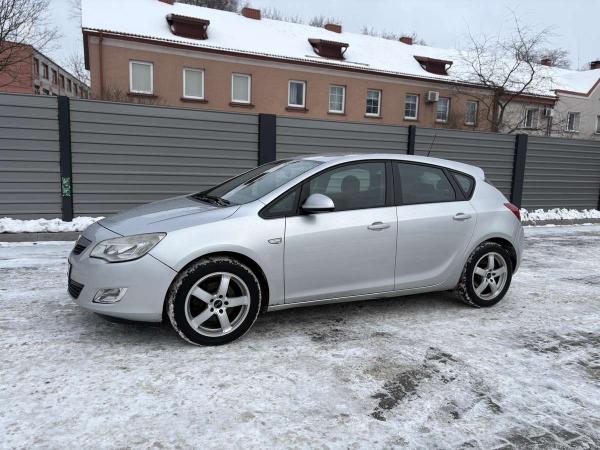 Grey Opel Astra 2012 in Klaipeda, with an engine capacity of 1.69 L and mileage of 277 thousand km for 2550 €, photo 2 on AUTOMOTO.COM.LV