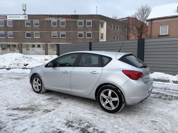 Grey Opel Astra 2012 in Klaipeda, with an engine capacity of 1.69 L and mileage of 277 thousand km for 2550 €, photo 3 on AUTOMOTO.COM.LV