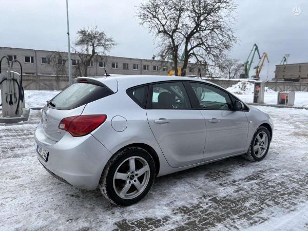 Grey Opel Astra 2012 in Klaipeda, with an engine capacity of 1.69 L and mileage of 277 thousand km for 2550 €, photo 4 on AUTOMOTO.COM.LV