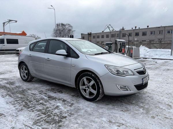 Grey Opel Astra 2012 in Klaipeda, with an engine capacity of 1.69 L and mileage of 277 thousand km for 2550 €, photo 5 on AUTOMOTO.COM.LV