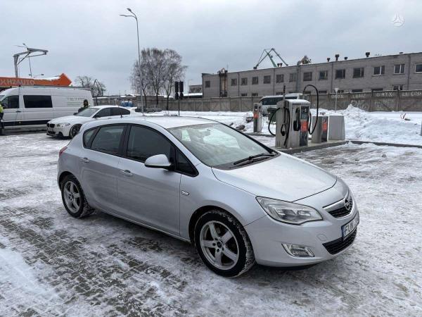 Grey Opel Astra 2012 in Klaipeda, with an engine capacity of 1.69 L and mileage of 277 thousand km for 2550 €, photo 6 on AUTOMOTO.COM.LV